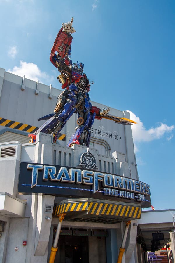 Optimus Prime Robot at Transformers the Ride 3D at Universal Studios ...