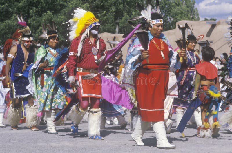 Inheemse Amerikanen in Volledige Regalia Die in Pow Wauw Dansen ...