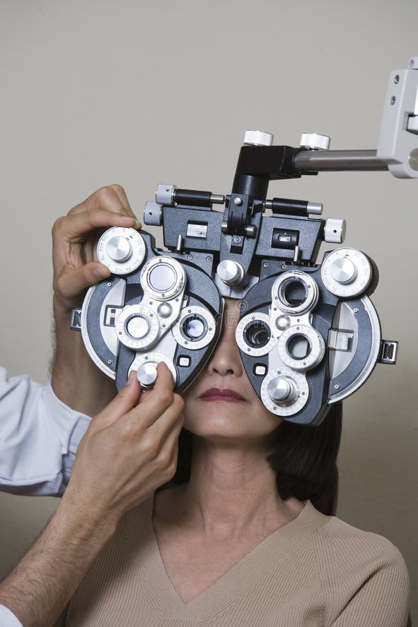 Optometrista Examining Female Patient Imagen de archivo - Imagen de ...