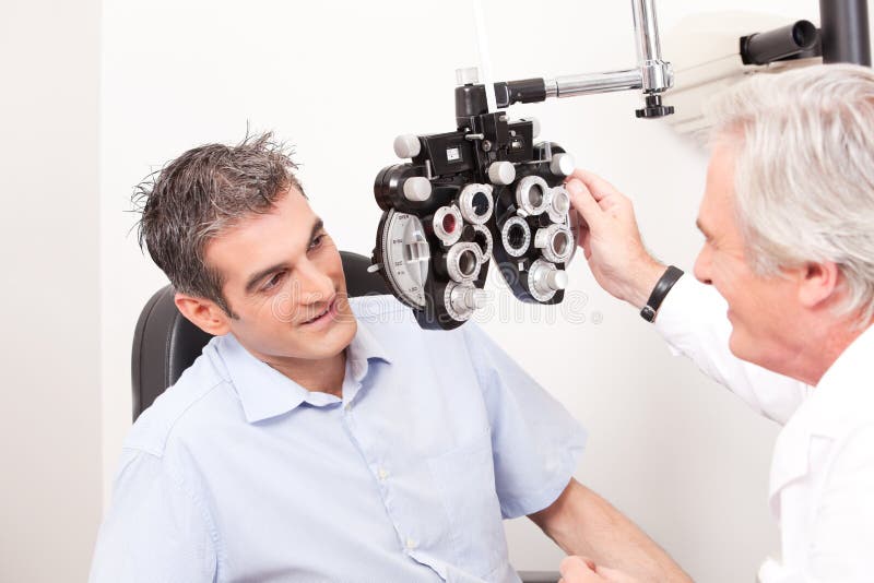 Optometrista Que Faz Testes Da Vista Foto de Stock - Imagem de ...