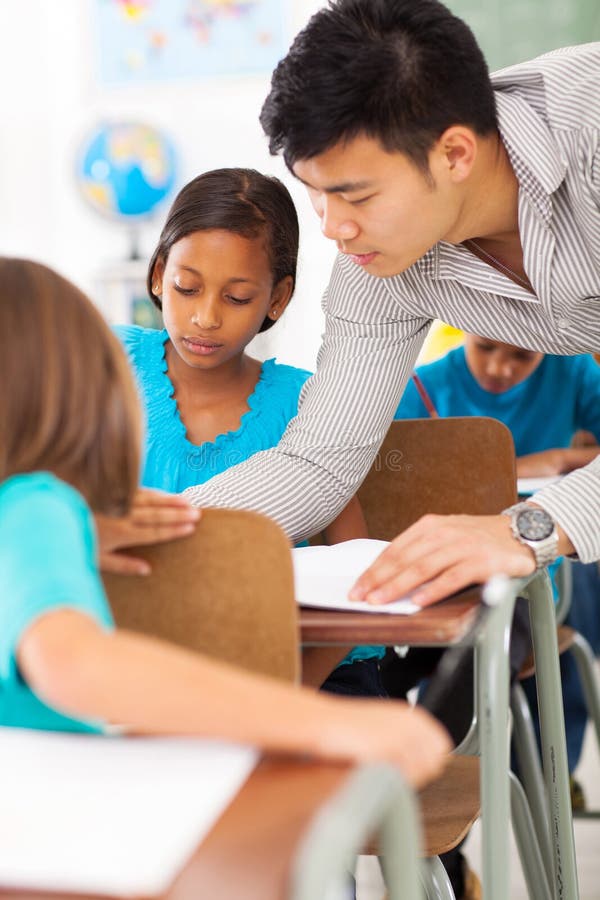 Opvoeder in klaslokaal stock afbeelding. Image of opvoeder - 29628257