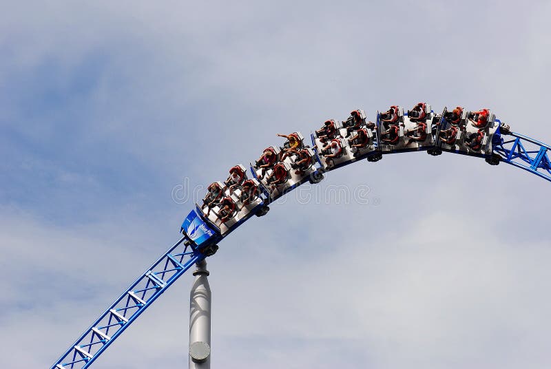 Spannende achtbaan redactionele foto. Image of rafelen - 20135666