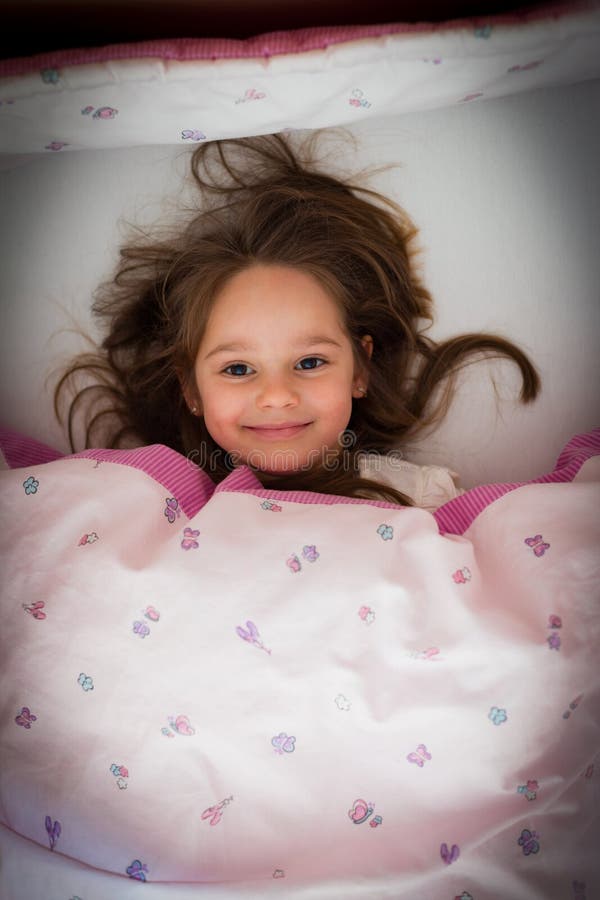 Ora Di Andare a Letto Felice Fotografia Stock - Immagine di sveglio ...