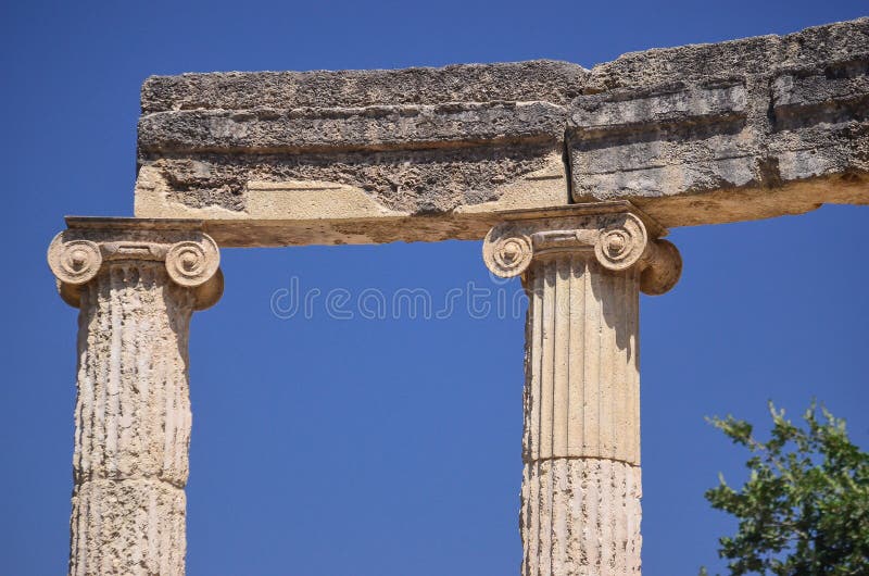 Oracle van Delphi stock afbeelding. Image of berg, pijlers - 37505547