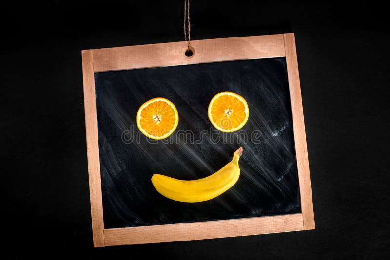Orange Et Banane De Sourire Sur Le Tableau Image stock - Image du ...