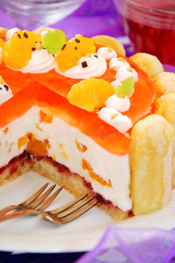 Orange Gelee Und Gepeitschtes Sahnetorte Stockbild - Bild von kuchen ...