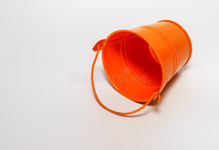 Orange Leerer Eimer, Orange Eimer Auf Weißem Hintergrund Stockbild ...