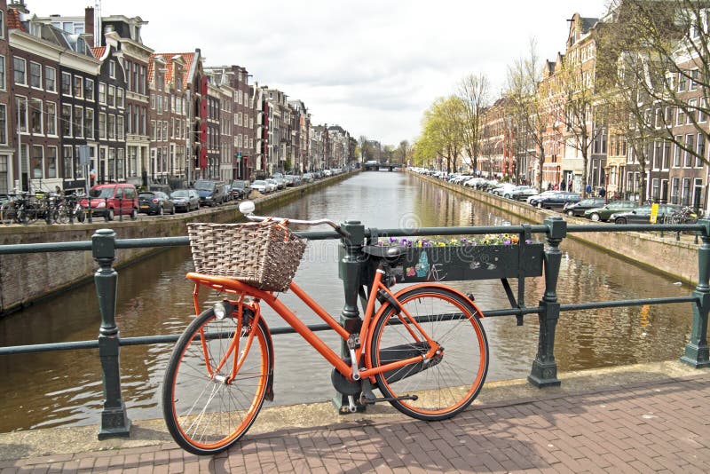 Oranje Fiets in De Stad Amsterdam, in Nederland Stock Afbeelding ...