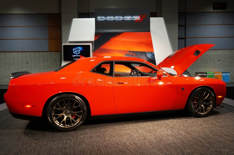 Oranje Hellcat Van Dodge Eiser SRT Redactionele Stock Foto - Image of ...