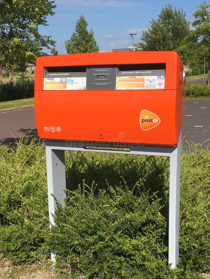 Oranje PostNL-brievenbus redactionele afbeelding. Image of holland ...