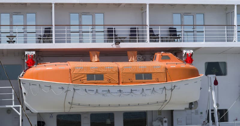 Oranje Reddingsboot Op Een Cruiseschip Stock Afbeelding - Image of ...