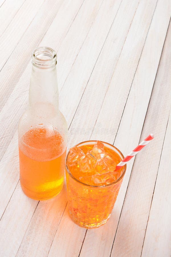 Glas Oranje Soda Met Het Drinken De Fles Van Het Stro Stock Afbeelding ...