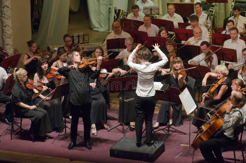 Orchestre symphonique photo stock éditorial. Image du classique - 74812298