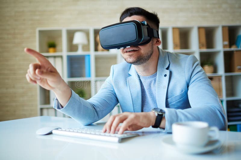 Ordenador virtual imagen de archivo. Imagen de hermoso - 71662285