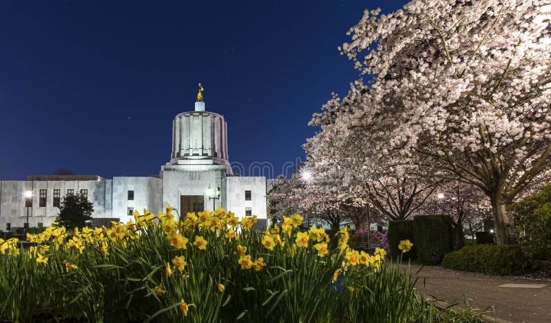 Oregon State Capitol, Salem Stock Image - Image of park, flowers: 39147861