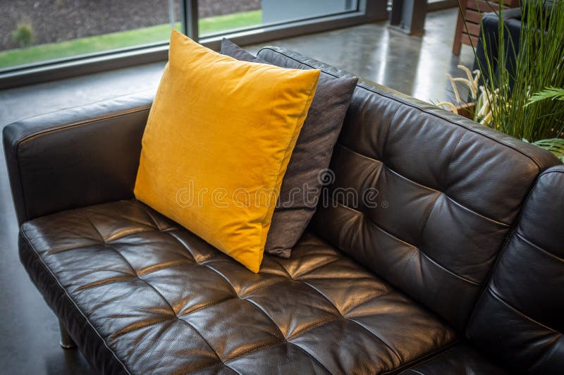 Oreillers Sur Le Divan En Cuir Noir Image stock - Image du coussin ...