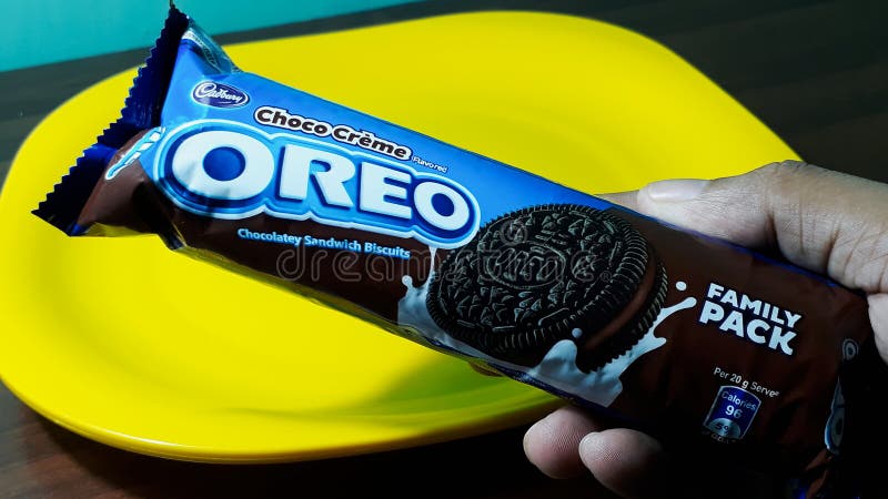 Oreo biscuit packet editorial photography. Image of android - 98504457