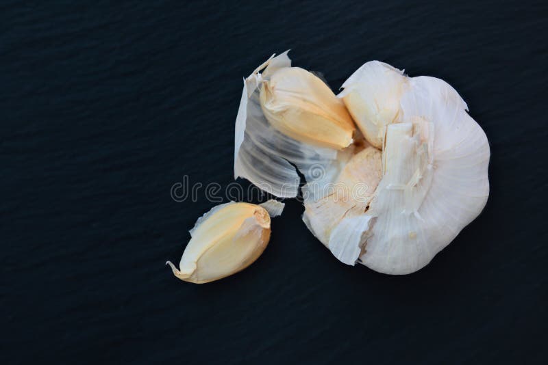 Organic Garlic on Black Slate Stone Plate Stock Photo - Image of plate ...