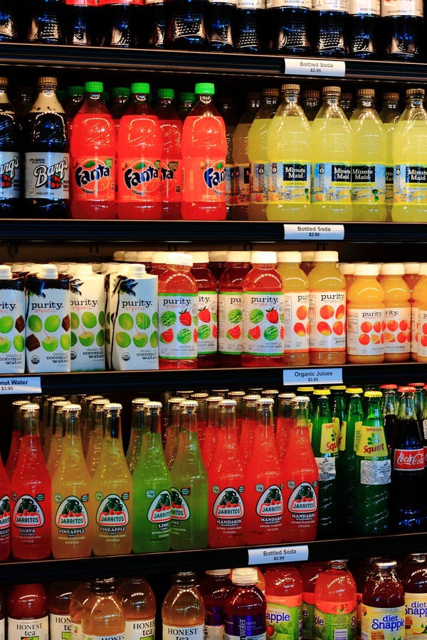 Frisdranken of Koolzuurhoudende Dranken Die Op Het Rek in De Grote ...