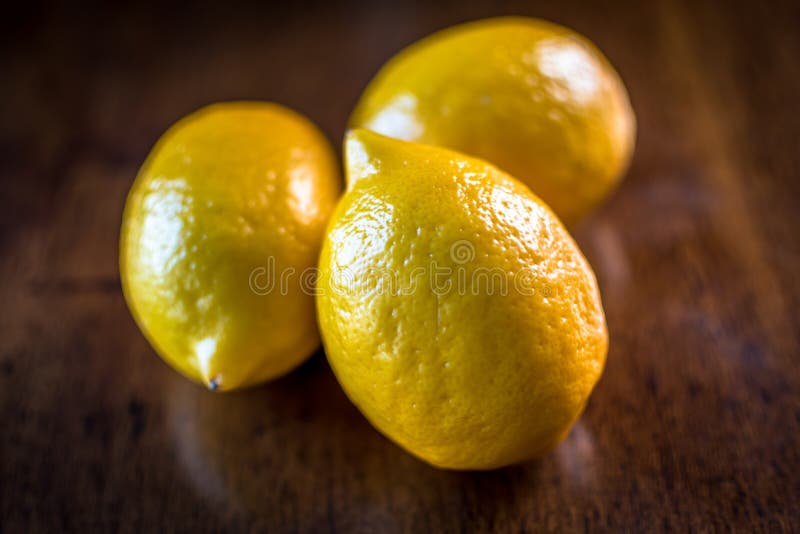 Organiska citroner fotografering för bildbyråer. Bild av moget - 99847535