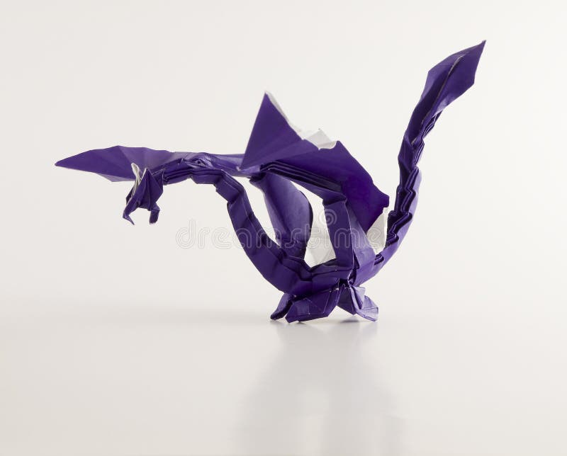 Origami Drache stockbild. Bild von wekzeugspritze, phantasie - 8327551