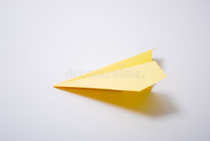 Origami plat jaune photo stock. Image du fond, plié - 116852718