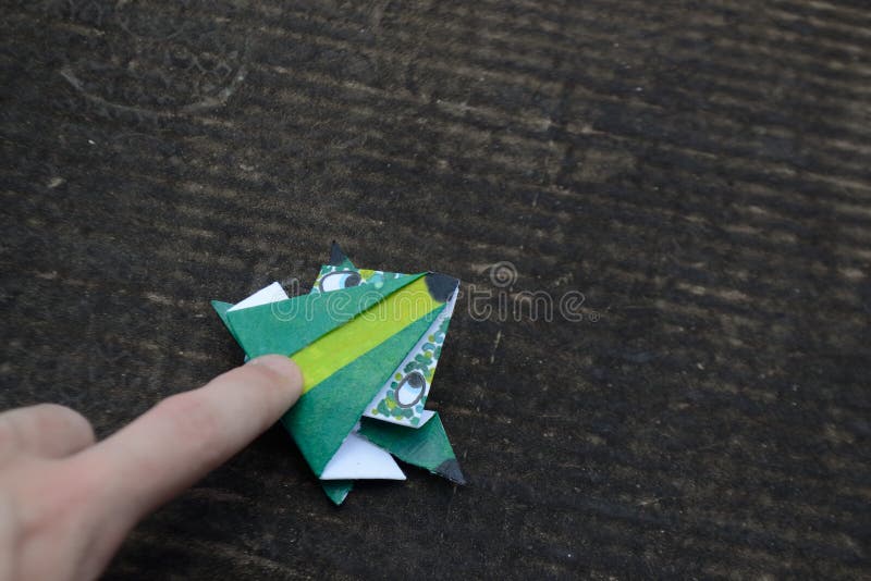 Origami, Una Rana Che Salta Immagine Stock - Immagine di nero, barretta ...