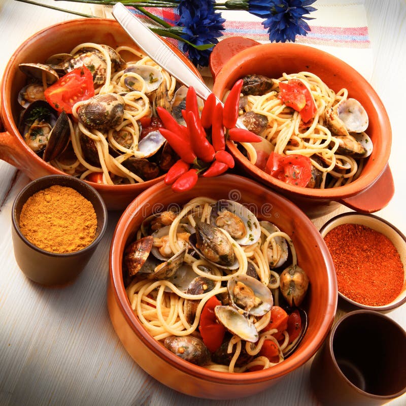 Italian Spaghetti with Clams Stock Photo - Image of dinner, recipe ...