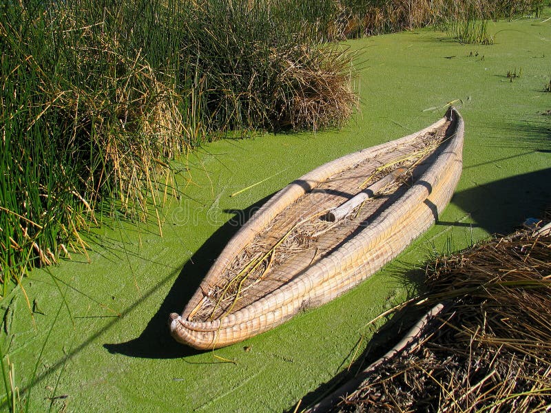 De Boot Van Het Riet Op Meer Titicaca in Riet Stock Afbeelding - Image ...