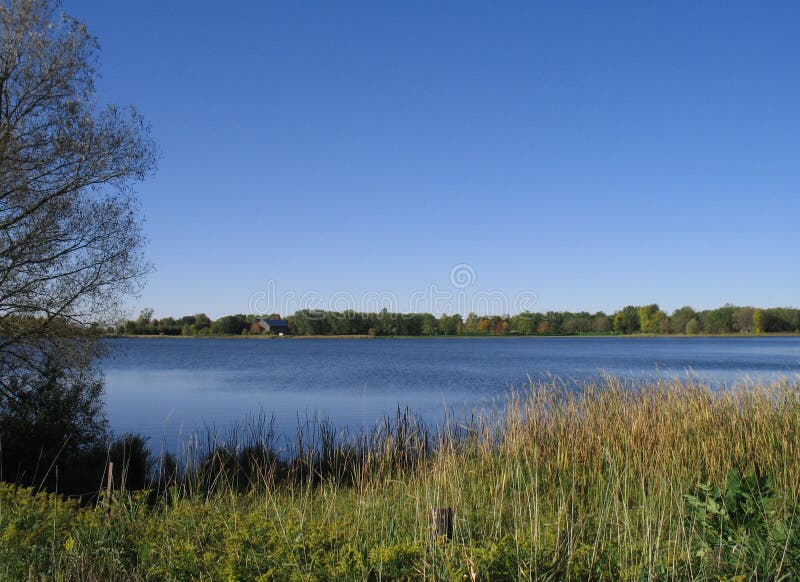 Orilla del lago foto de archivo. Imagen de cielo, hierba - 1521296