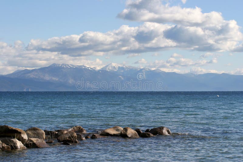 Orilla del lago foto de archivo. Imagen de escénico, vizcaya - 1933168