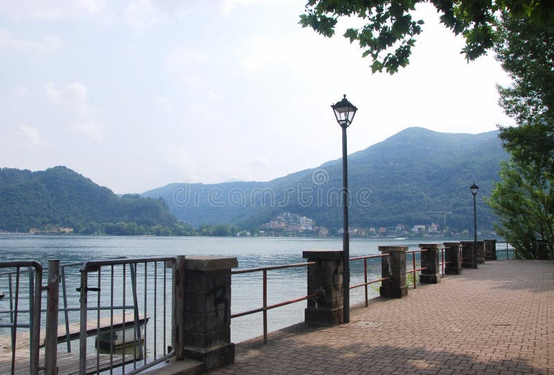 Orilla Del Lago De Brusimpiano Fotografía editorial - Imagen de ...