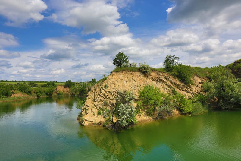 Orilla del lago rocosa foto de archivo. Imagen de nadie - 31296886