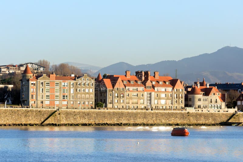 Orilla Del Mar De Guecho Con Las Mansiones Foto de archivo - Imagen de ...