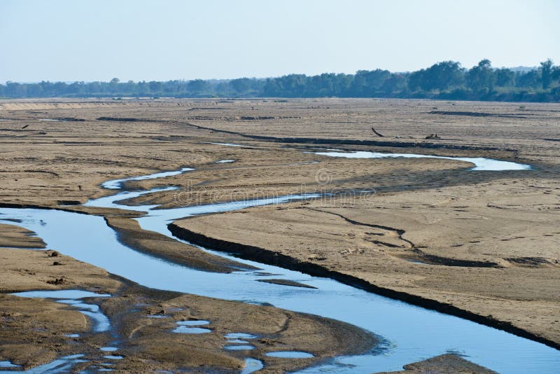 RÍO Y ORILLA DEL RÍO DEL LIMPOPO EN LA FRONTERA SEPTENTRIONAL DE ...