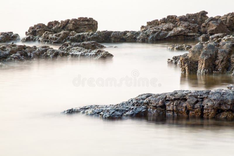 Orilla Egea En La Isla De Grecia, De Thassos - Ondas Y Rocas Imagen de ...
