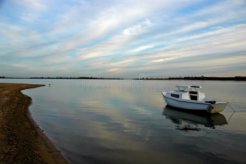 Orillas de la serenidad imagen de archivo. Imagen de solitario - 392309
