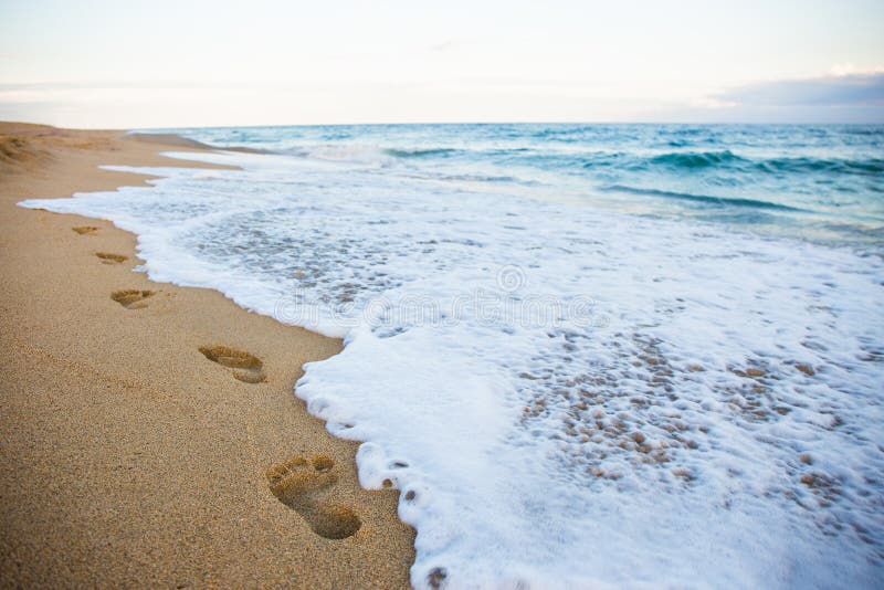 Chiuda Su Delle Orme Sulla Spiaggia Sabbiosa Fotografia Stock - Immagine di romantico, esterno ...