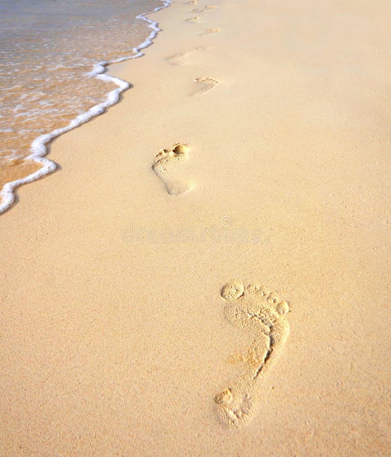 Orme Nella Spiaggia Sabbiosa Del Mare, Schiuma Dell'onda Su Una Vacanza Tim Fotografia Stock ...