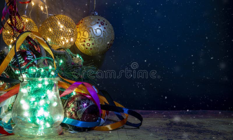 Ornamentos Tradicionais Do Tema Do Natal Com Fundo De Neve Imagem de ...