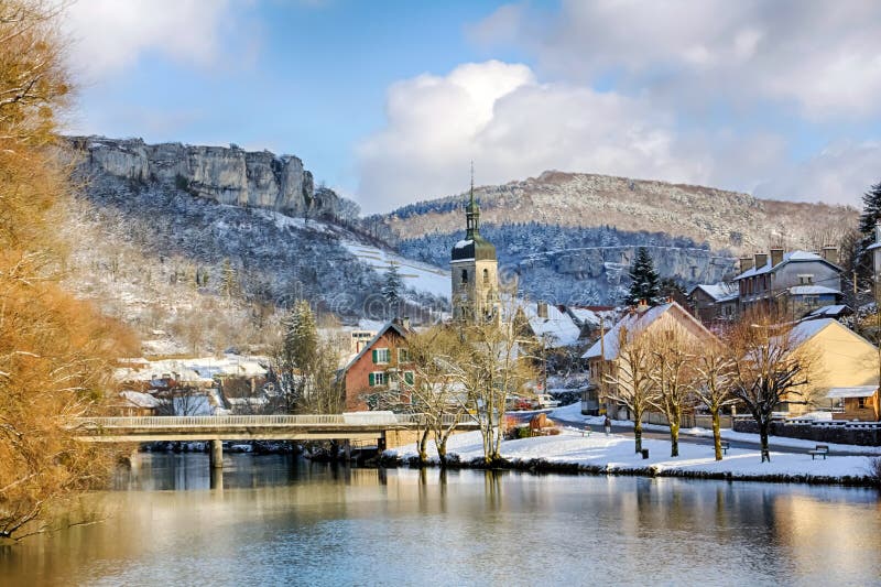 Ornans Ed Il Fiume Di Loue in Francia Fotografia Stock - Immagine di ...