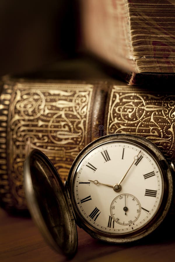 Orologio Da Tasca Con Il Vecchio Libro E Le Chiavi Immagine Stock ...