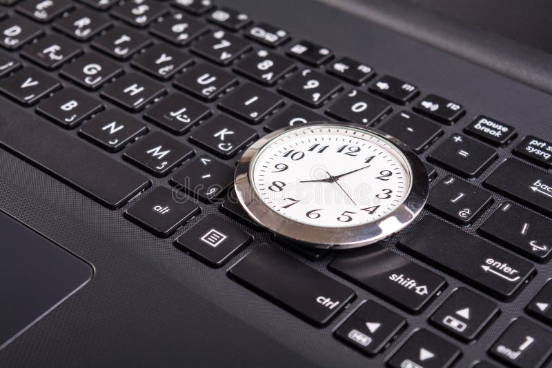 Computer Portatile Con Il Salvaschermo Dell'orologio Disposto Su Uno ...