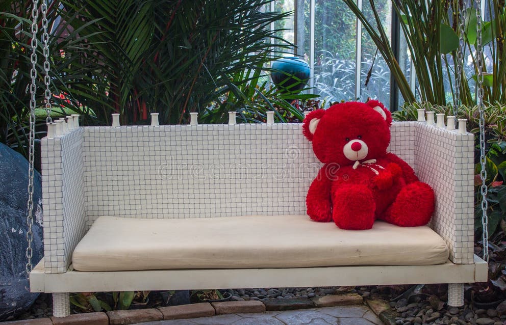 Orso rosso immagine stock. Immagine di peluche, preoccuparsi - 35859389