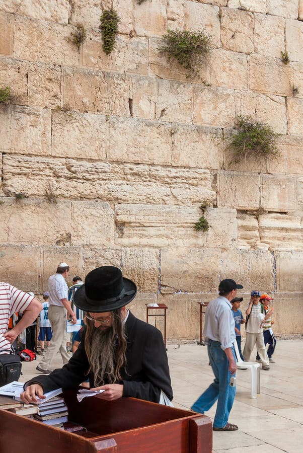 Orthodoxe Juden Beten an Der Klagemauer, Jerusalem Redaktionelles ...