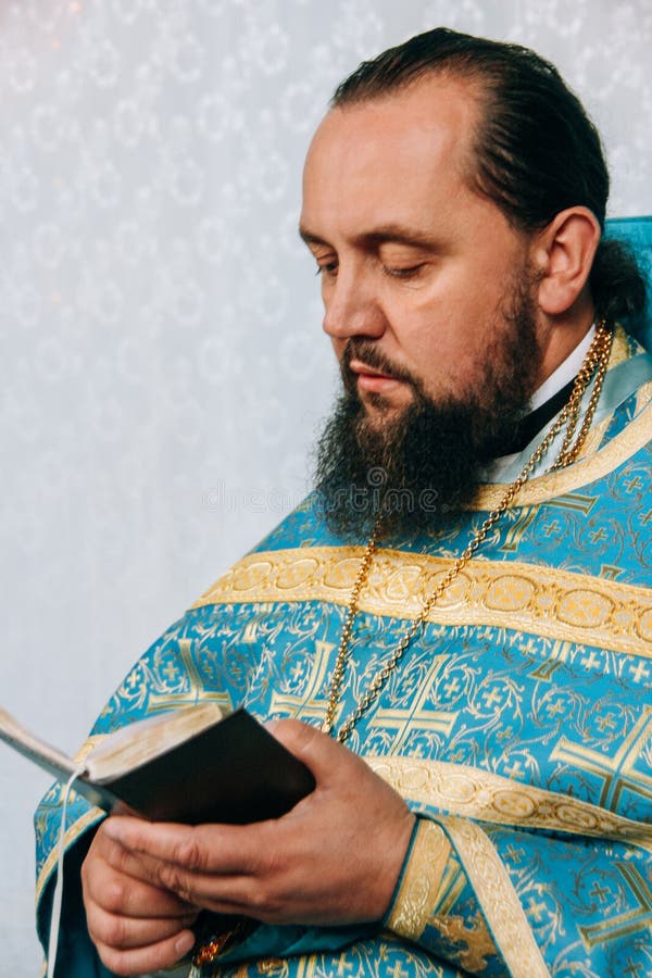 Ortodox präst med bibeln redaktionell arkivfoto. Bild av invigning ...