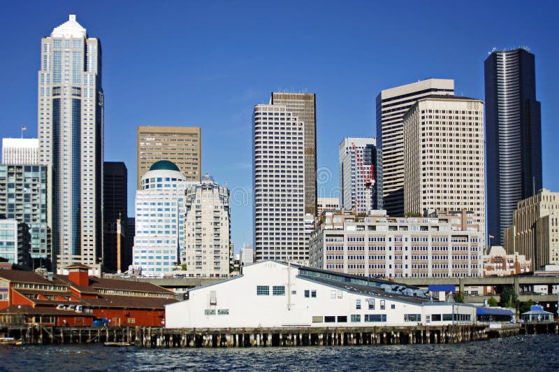 Os cais de Seattle foto de stock. Imagem de icônico, metropolitano ...