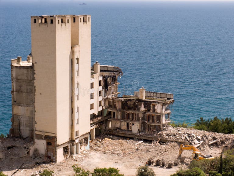 Os edifícios destruídos imagem de stock. Imagem de reconstruir - 5643241