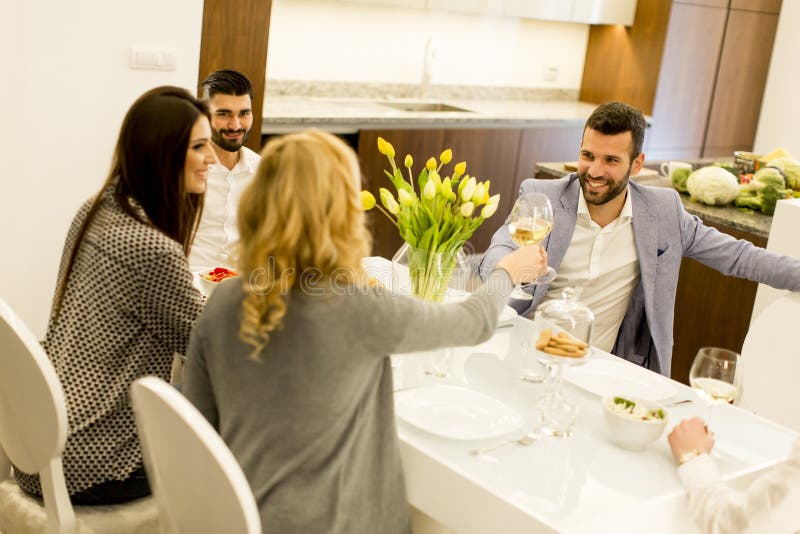 Dois Homens Novos Têm O Jantar E O Brinde Do Vinho Branco Foto de Stock ...