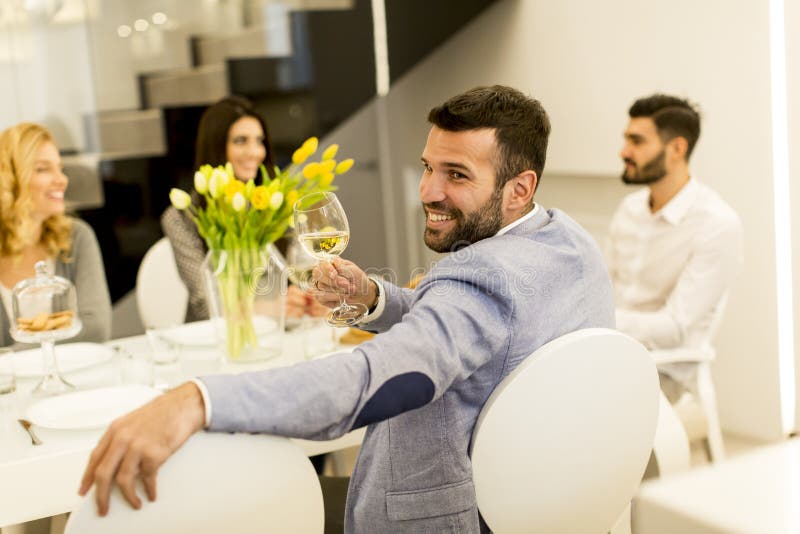 Dois Homens Novos Têm O Jantar E O Brinde Do Vinho Branco Foto de Stock ...